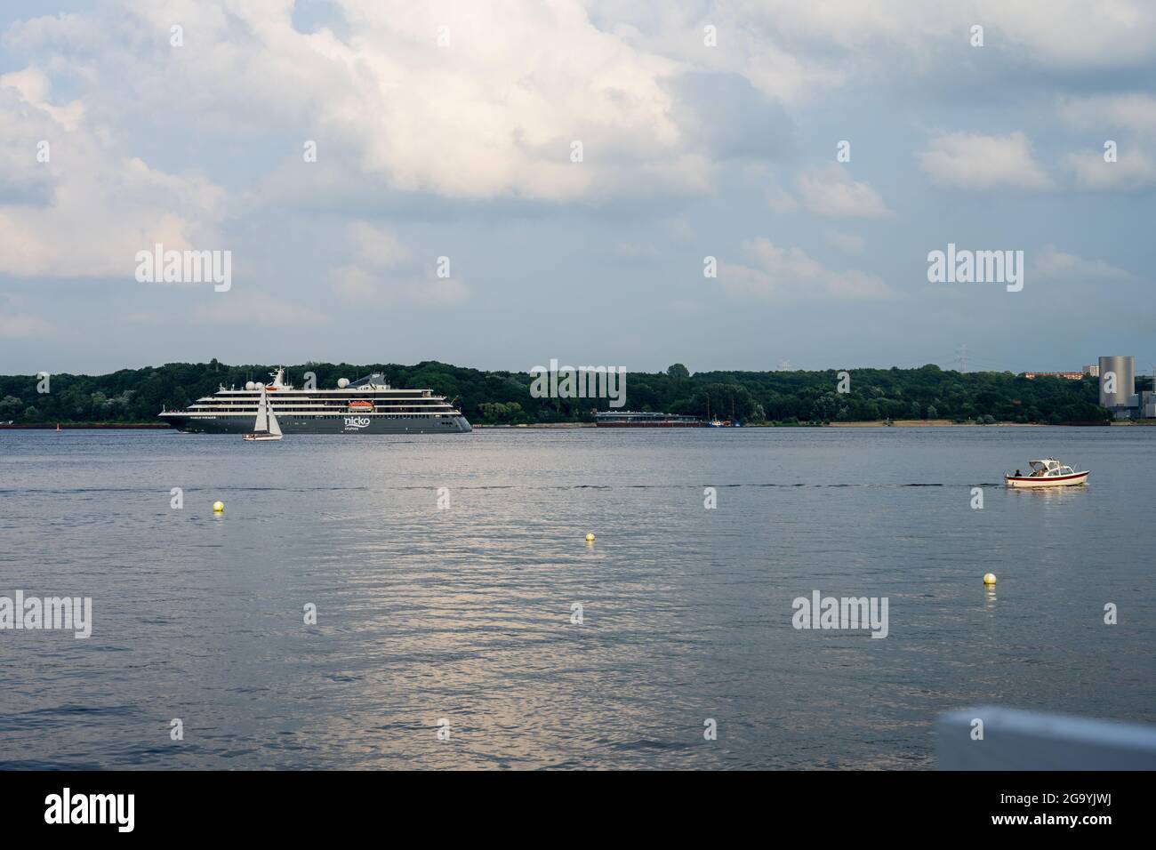 Das Kreuzfahrtschiff World Voyager der nicko Cruises in der Kieler ...
