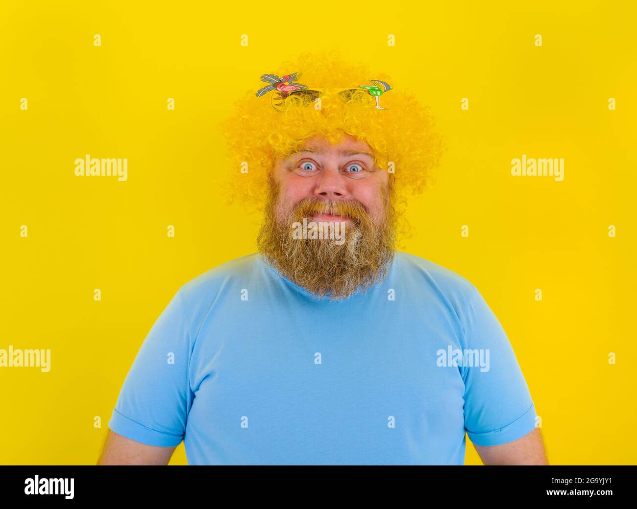 Fat happy man with wig in head and sunglasses Stock Photo - Alamy