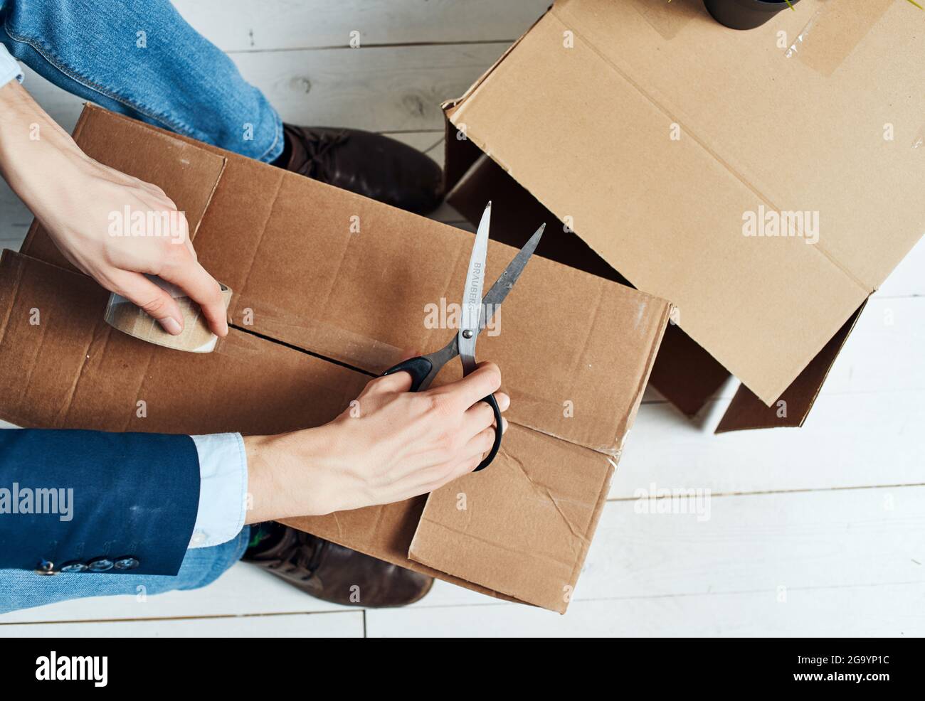 packing boxes change job office manager Stock Photo - Alamy