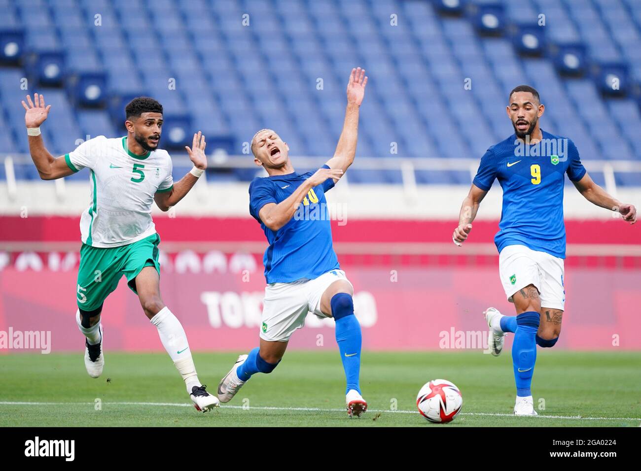 Saudi arabia battle for the ball hi-res stock photography and images ...