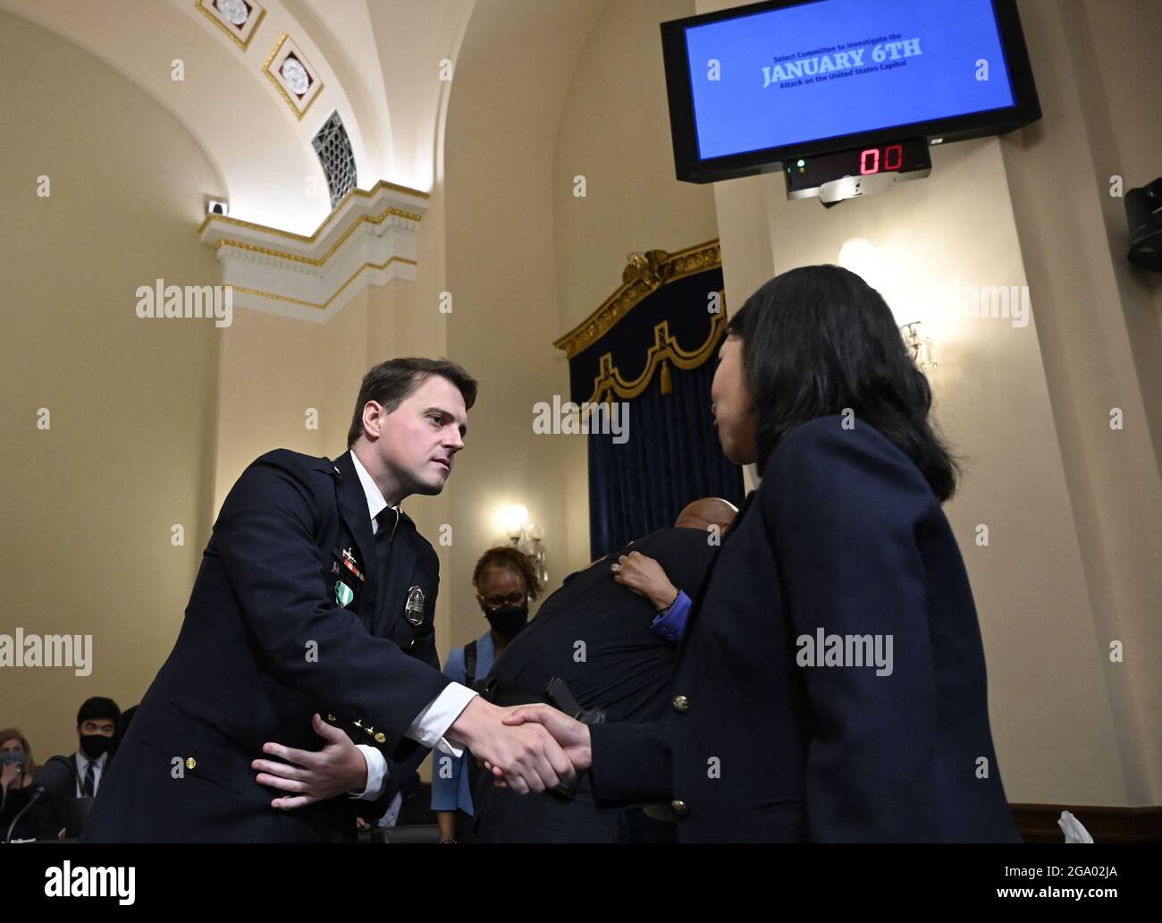 DC Metropolitan Police Department officer Daniel Hodges speaks with ...