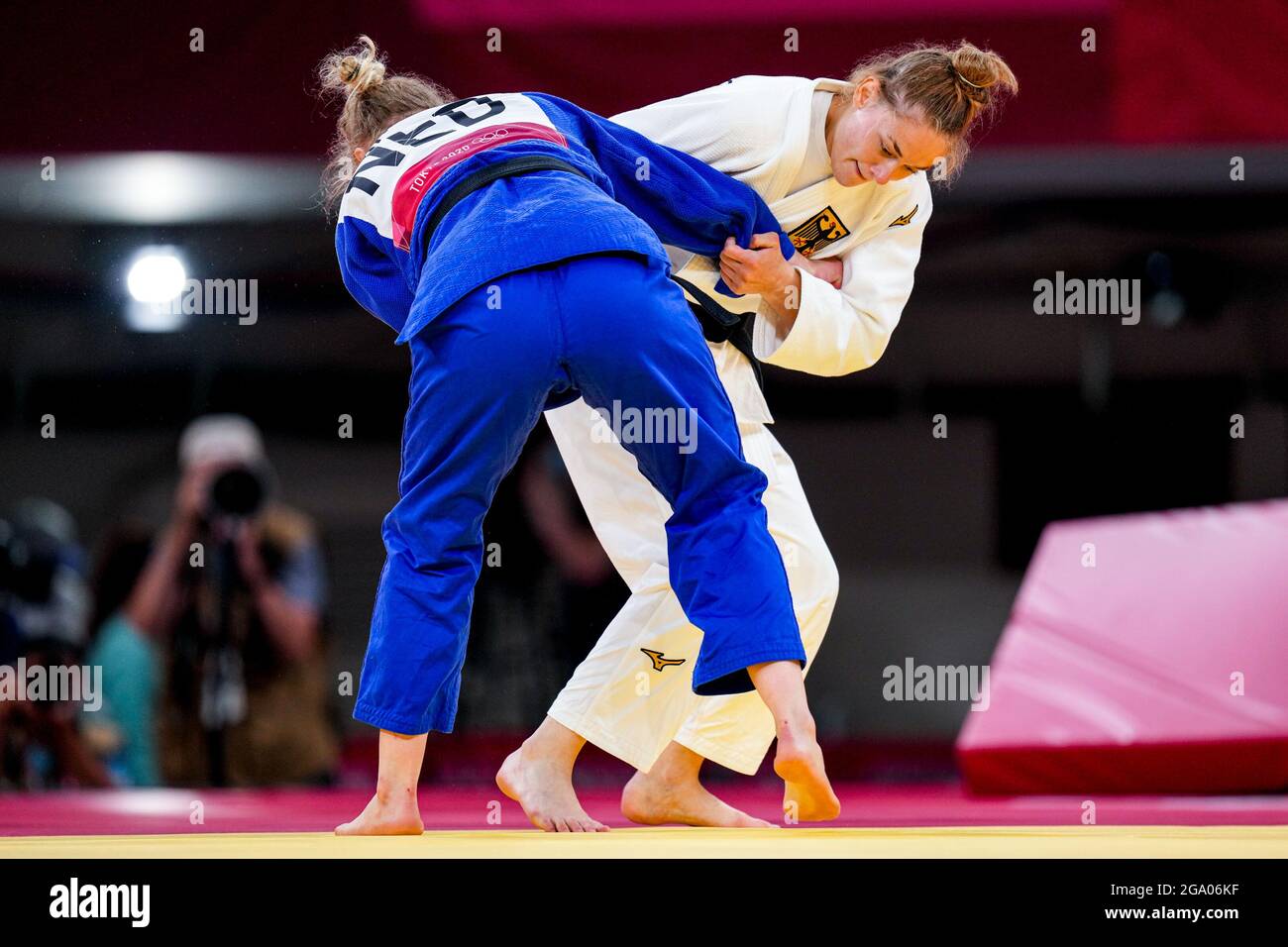 TOKYO, JAPAN - JULY 28: Sanne van Dijke of the Netherlands and Giovanna ...