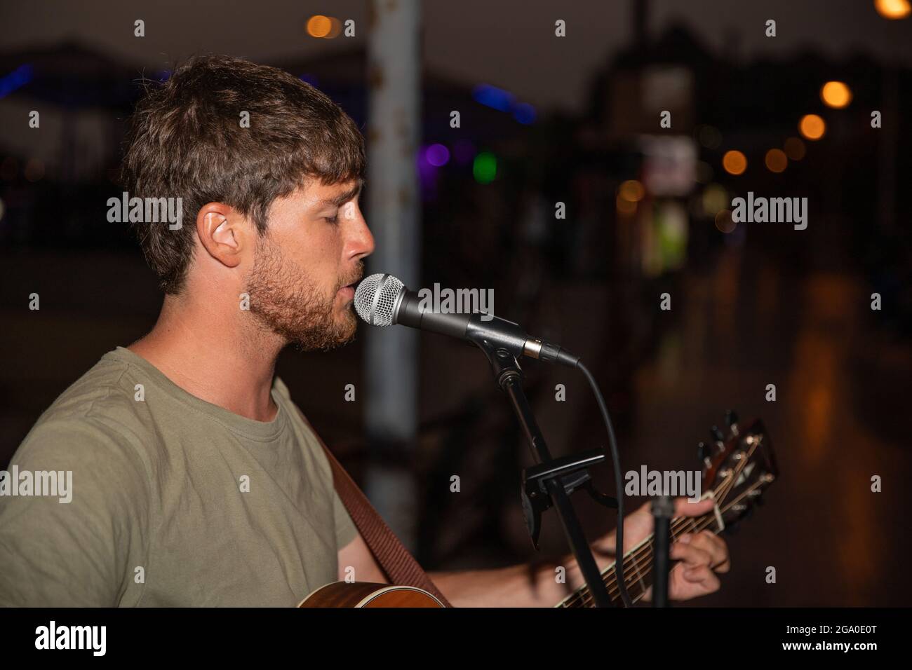 Singer using microphone hi-res stock photography and images - Alamy