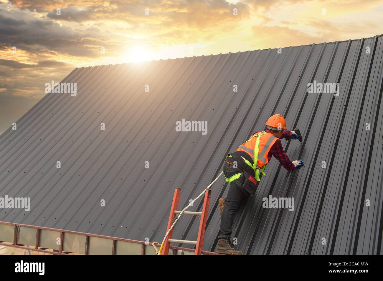 Roofer Construction worker install new roof Stock Photo - Alamy