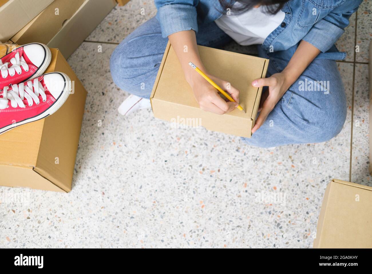 Seller packing cardboard box hi-res stock photography and images - Alamy