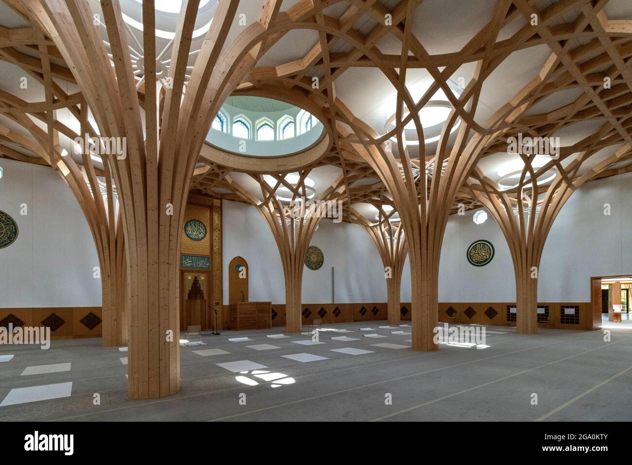 CAMBRIDGE ENGLAND CAMBRIDGE CENTRAL MOSQUE THE MAGNIFICENT PRAYER HALL ...