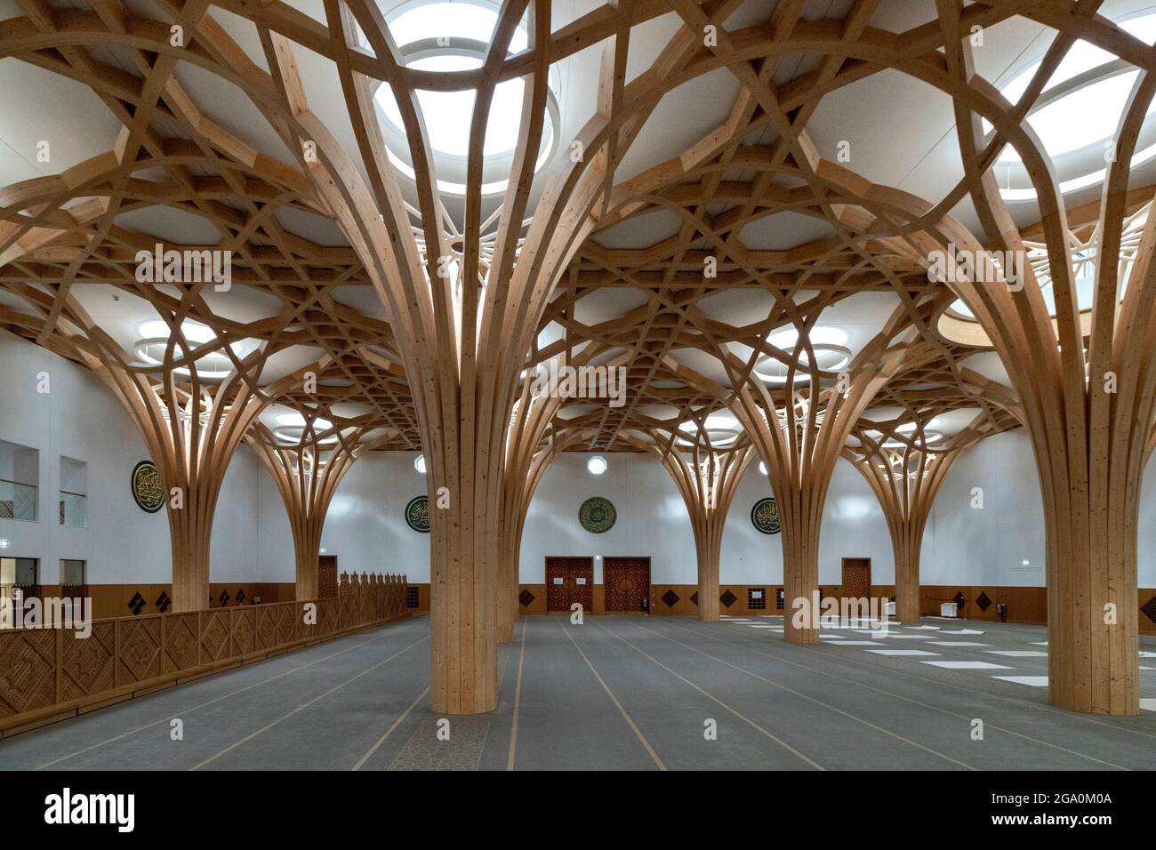 CAMBRIDGE ENGLAND CAMBRIDGE CENTRAL MOSQUE THE MAGNIFICENT PRAYER HALL ...