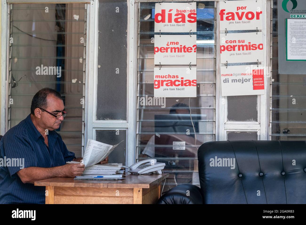 Office reception desk hi-res stock photography and images - Alamy