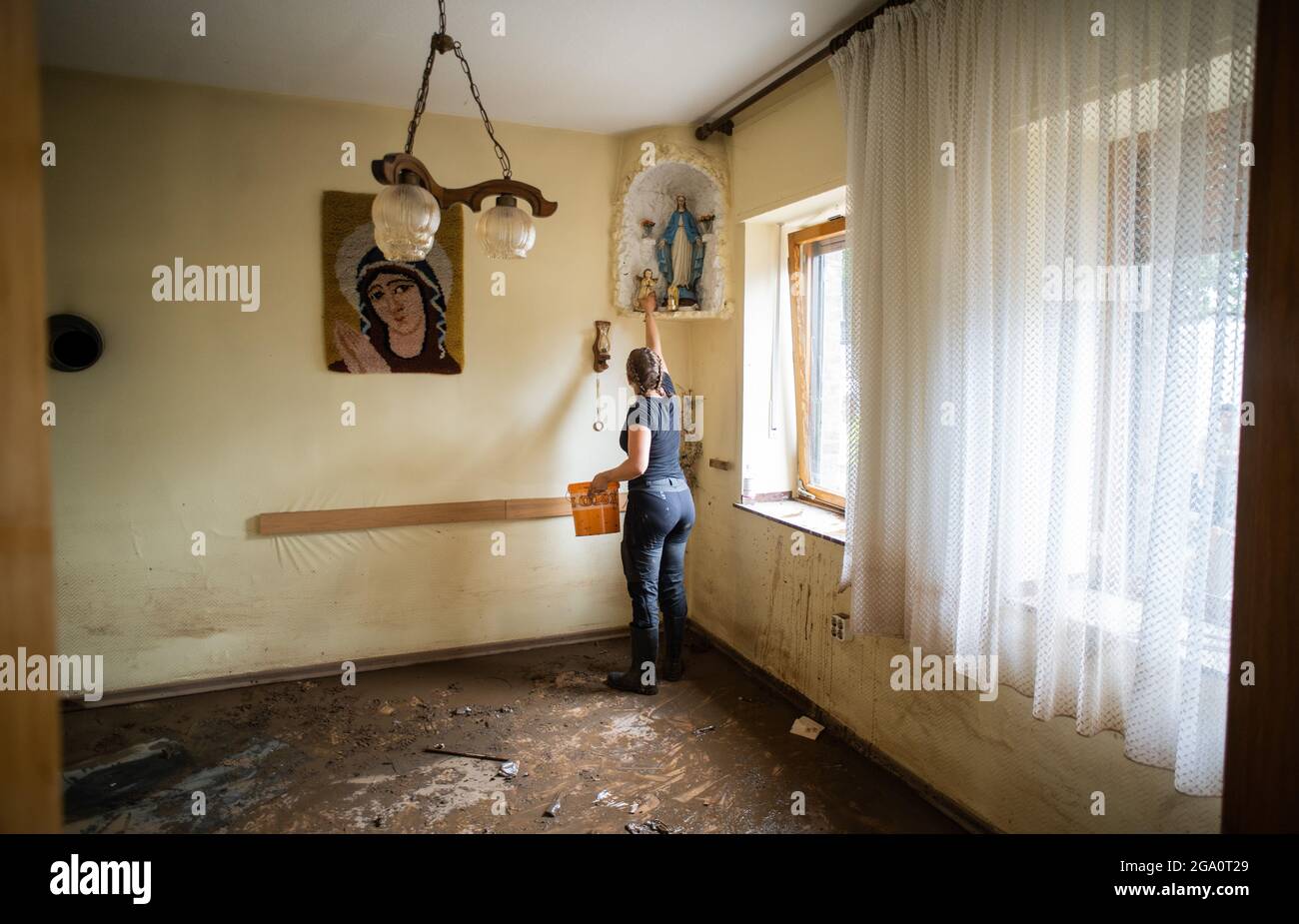 Erftstadt Blessem, Germany. 28th July, 2021. A helper clears a ...