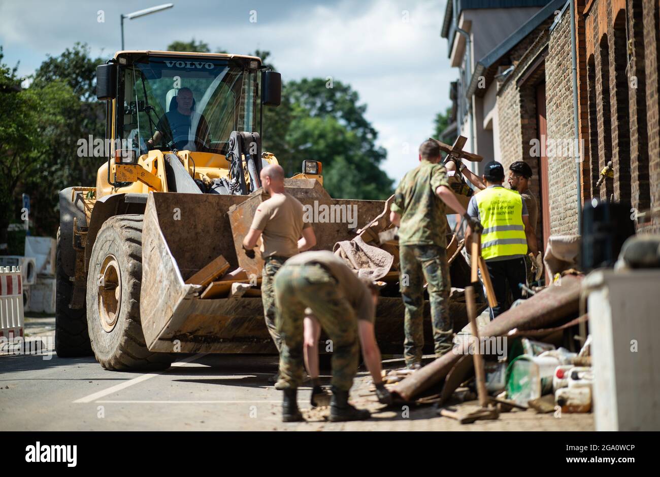 Erftstadt Blessem, Germany. 28th July, 2021. Bundeswehr soldiers and ...