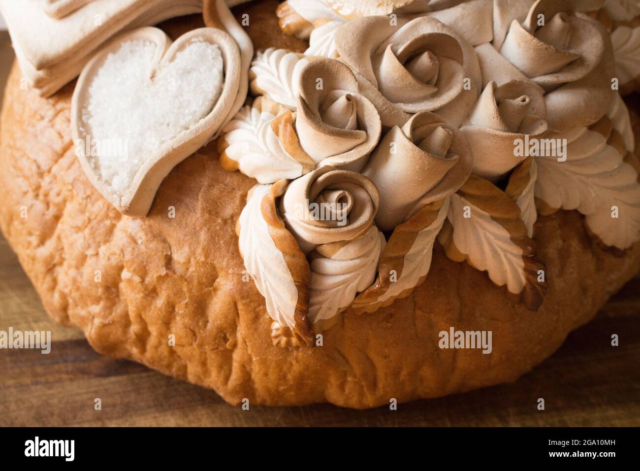 Wedding traditions. Traditional wedding bread with salt detail Stock ...