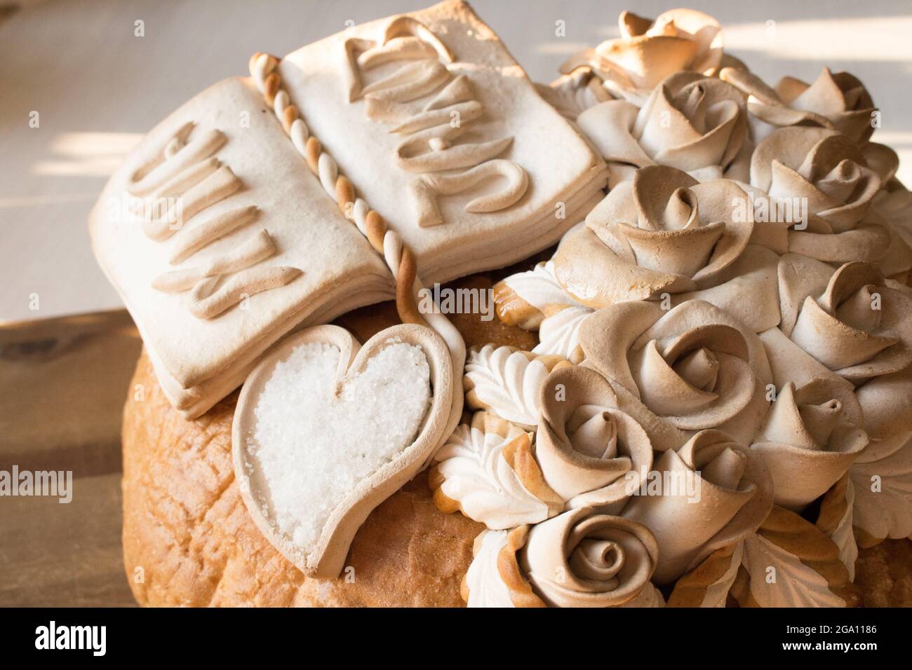 Wedding traditions. Traditional wedding bread with salt detail Stock ...
