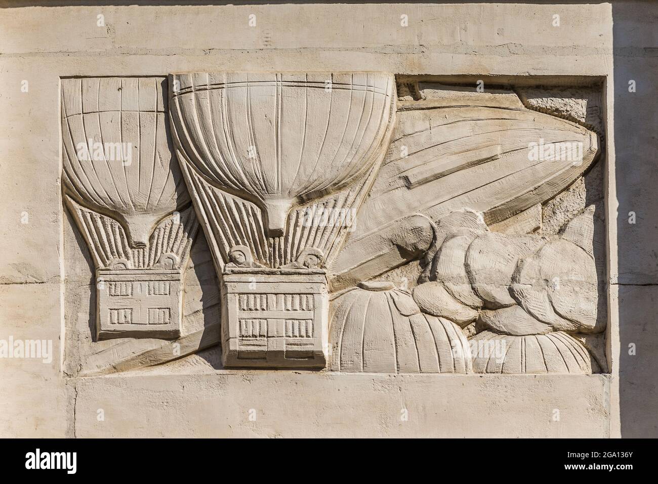 Carved stone frieze 'Art Deco' decoration on main post office - La ...