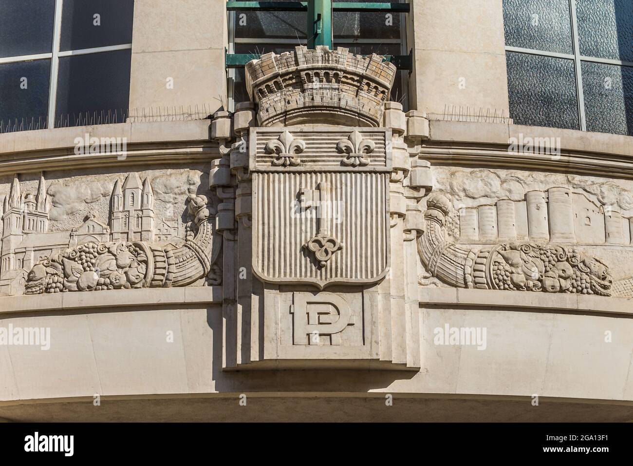 Carved stone frieze 'Art Deco' decoration on main post office - La ...