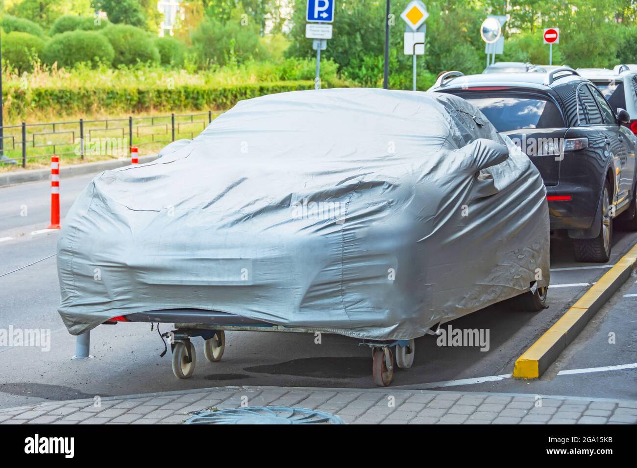 Car without wheels hi-res stock photography and images - Alamy