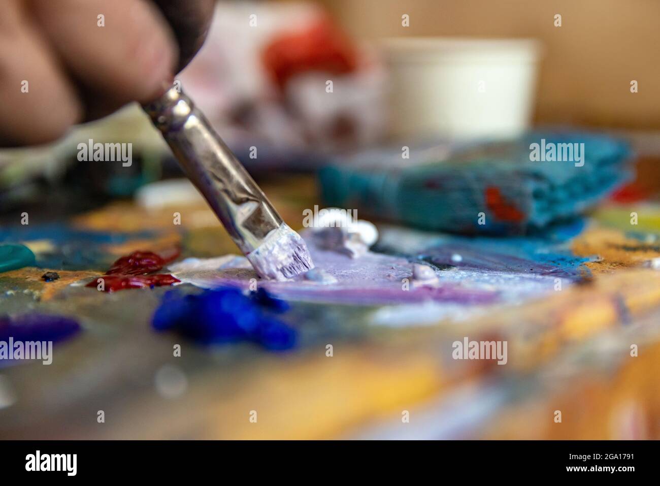 Closeup of hand mixing paint on palette at workshop Stock Photo - Alamy