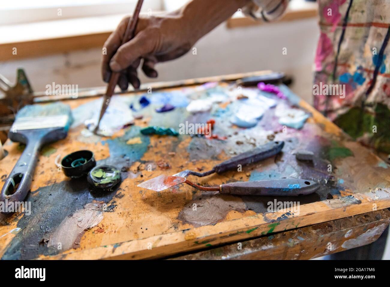 Closeup of hand mixing paint on palette at workshop Stock Photo - Alamy