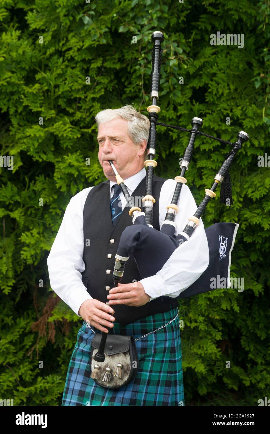 Blowing bagpipes hi-res stock photography and images - Alamy