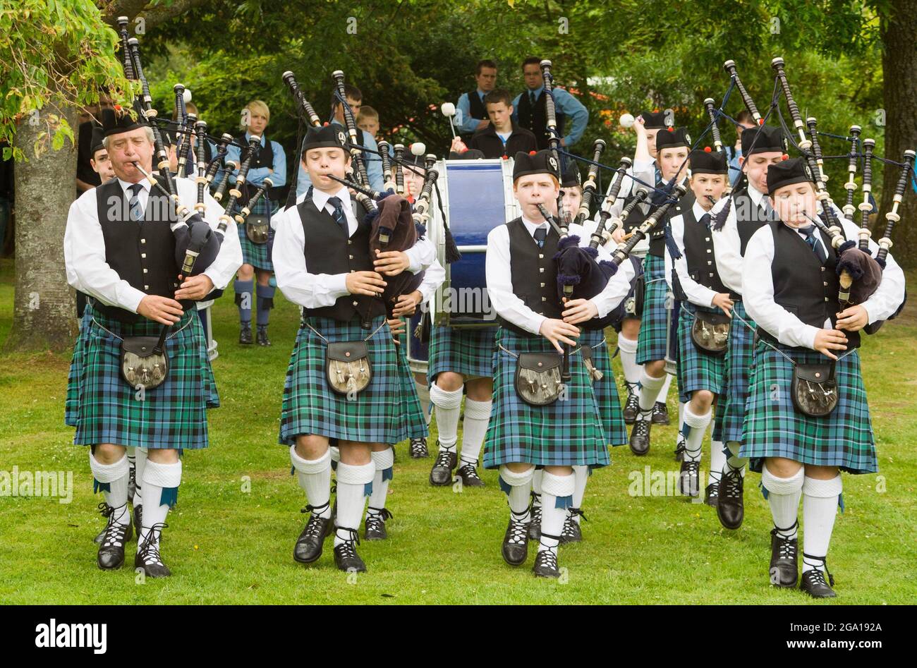 Highland pipe band hi-res stock photography and images - Alamy