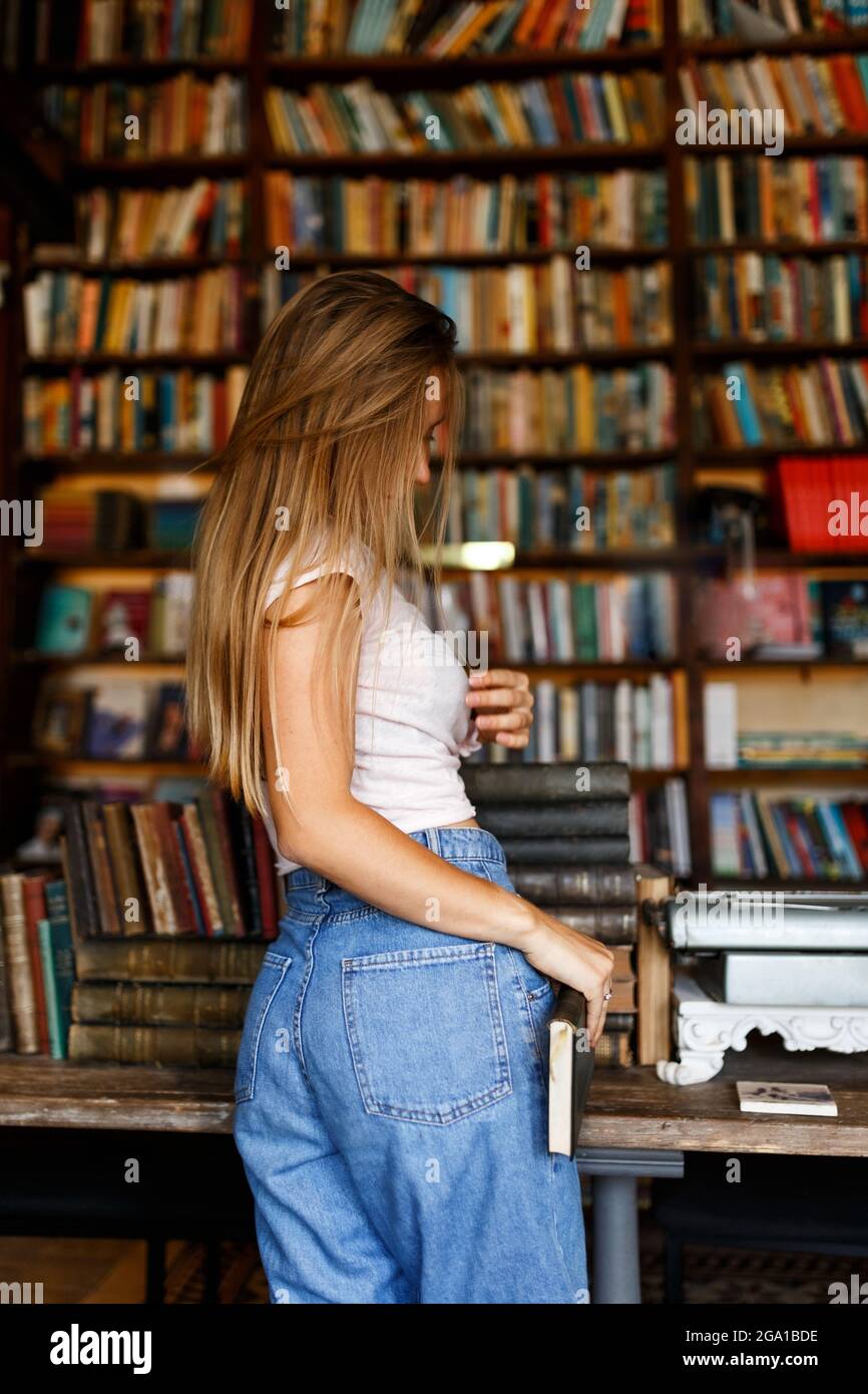 Teenager searching hi-res stock photography and images - Alamy