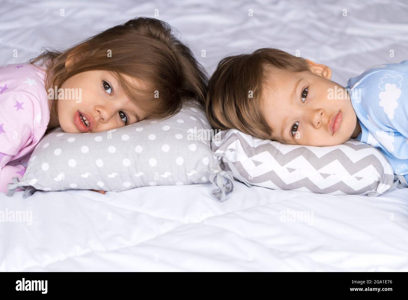 Kids children twins hi-res stock photography and images - Alamy