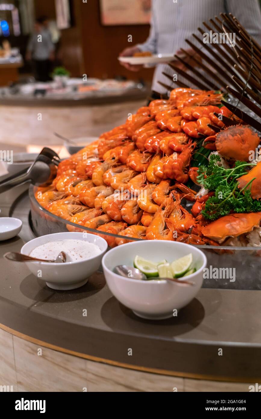 Cooked shrimps and crabs in luxury buffet Stock Photo - Alamy