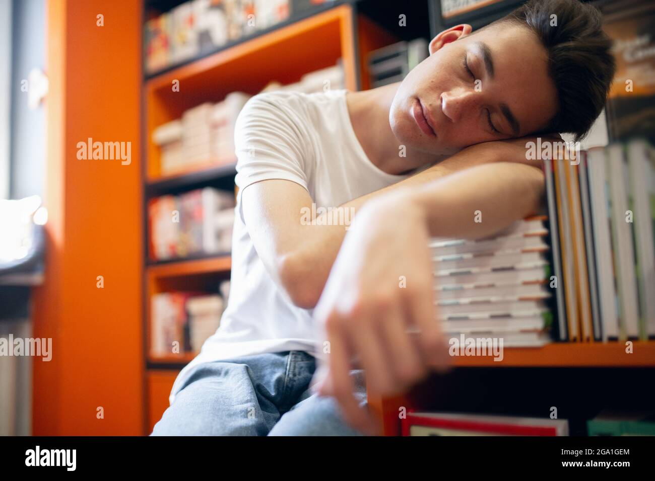 Student sleeping in library hi-res stock photography and images - Alamy