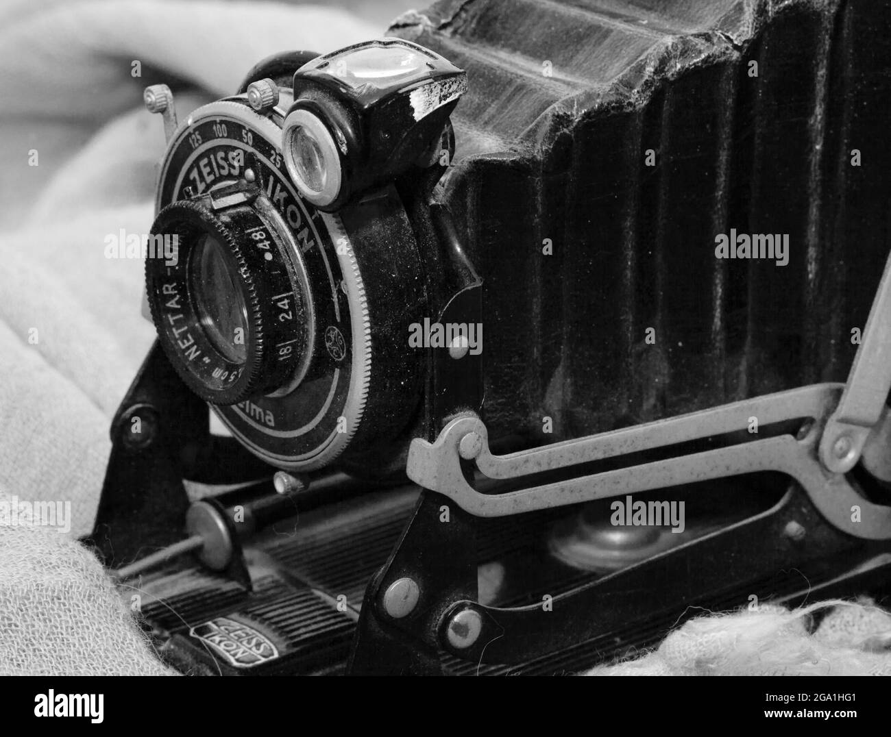Vintage cameras Black and White Stock Photos & Images - Alamy