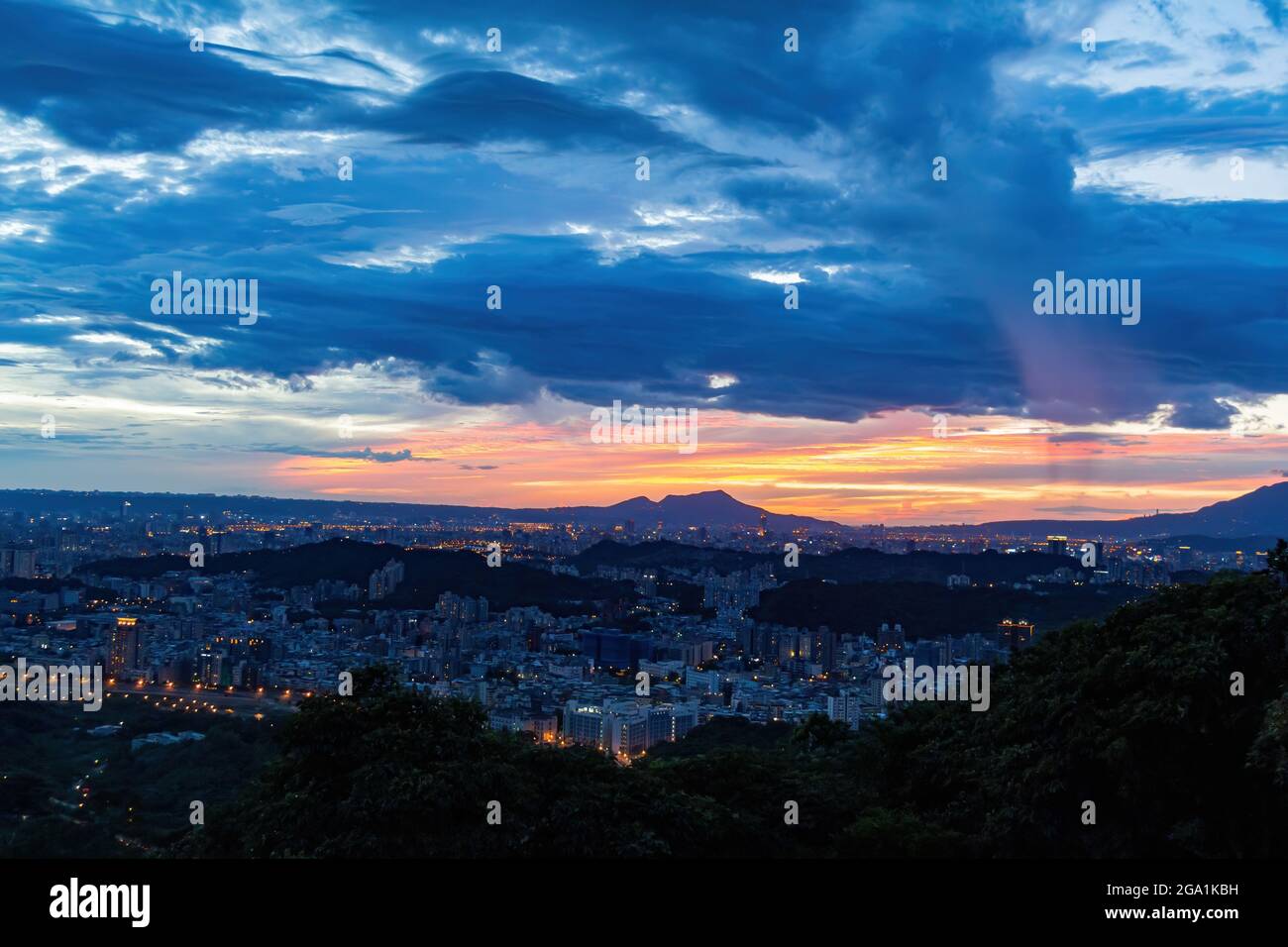 Sunset high angle view of the cityscape form Wenshan District at Taipei ...