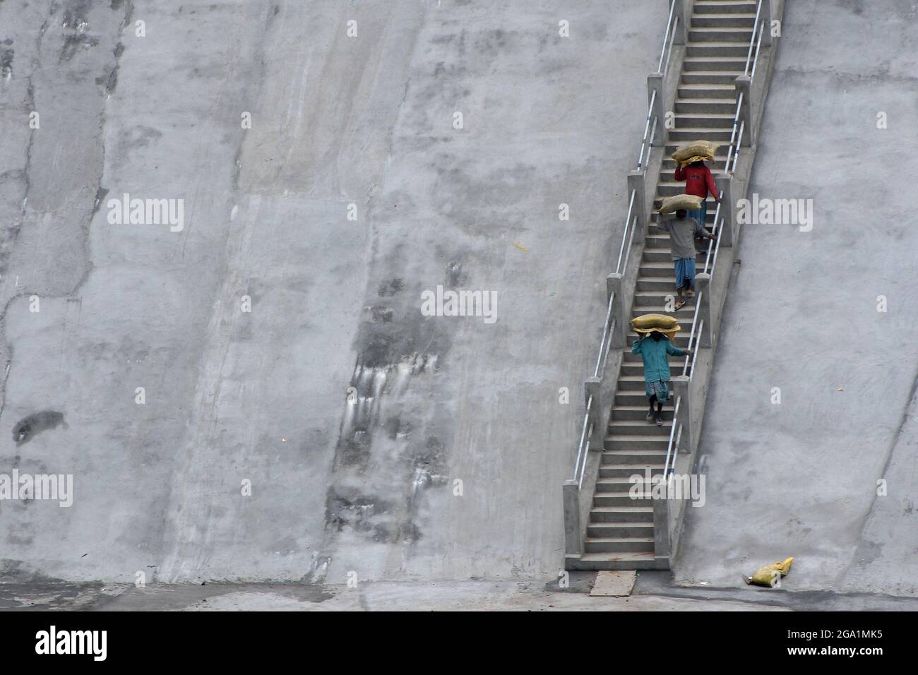 People crossing a bridge. India Stock Photo - Alamy