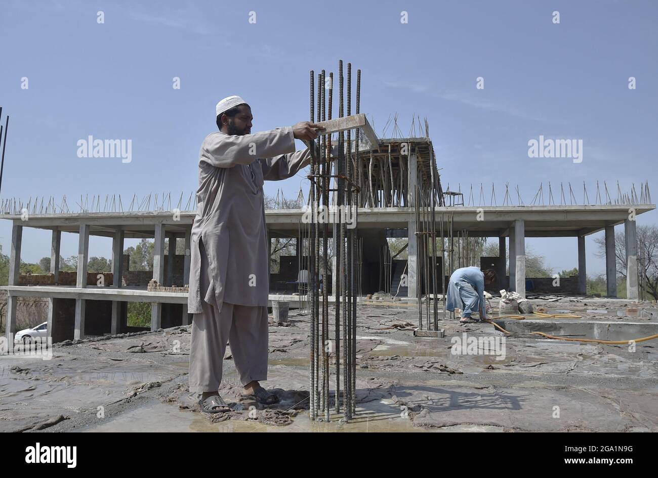 Pakistani laborers work construction site hi-res stock photography and ...