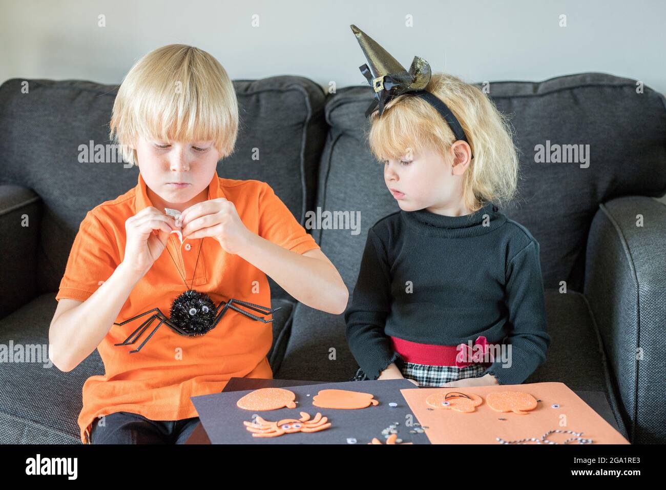 Children doing crafts hi-res stock photography and images - Alamy