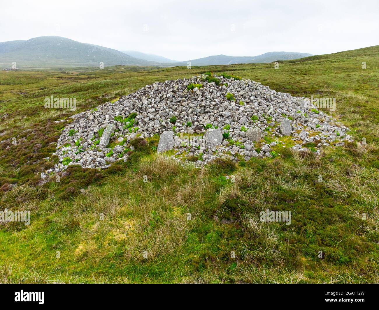 Neolithic chambered cairn south uist hi-res stock photography and ...