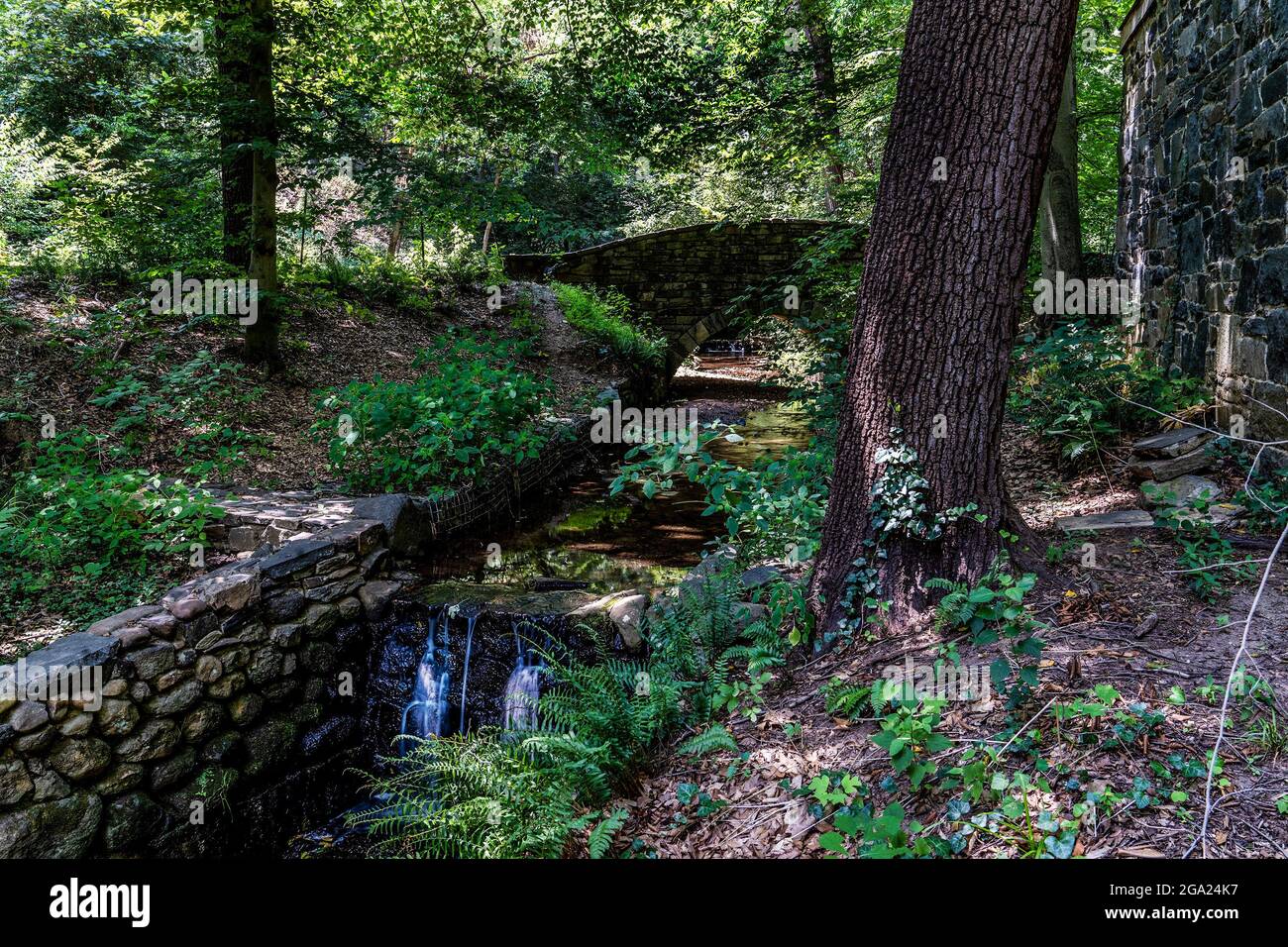 Bridge wall falling down hi-res stock photography and images - Alamy