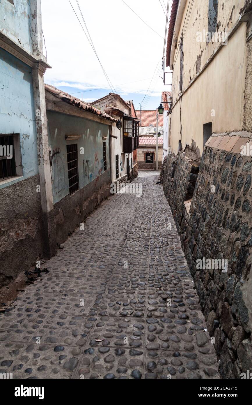 Narrow cobbled alley hi-res stock photography and images - Alamy