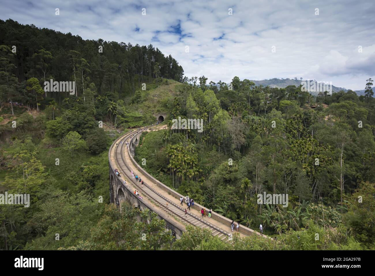 Nine Arch Bridge between Ella and Demodra, Hill Country, Sri Lanka ...