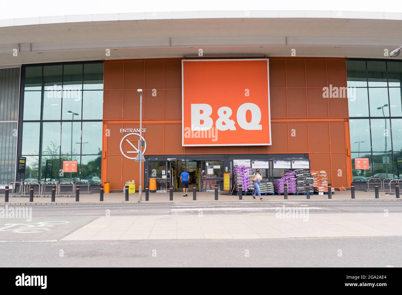DIY shopper at B&Q store London England UK Stock Photo - Alamy