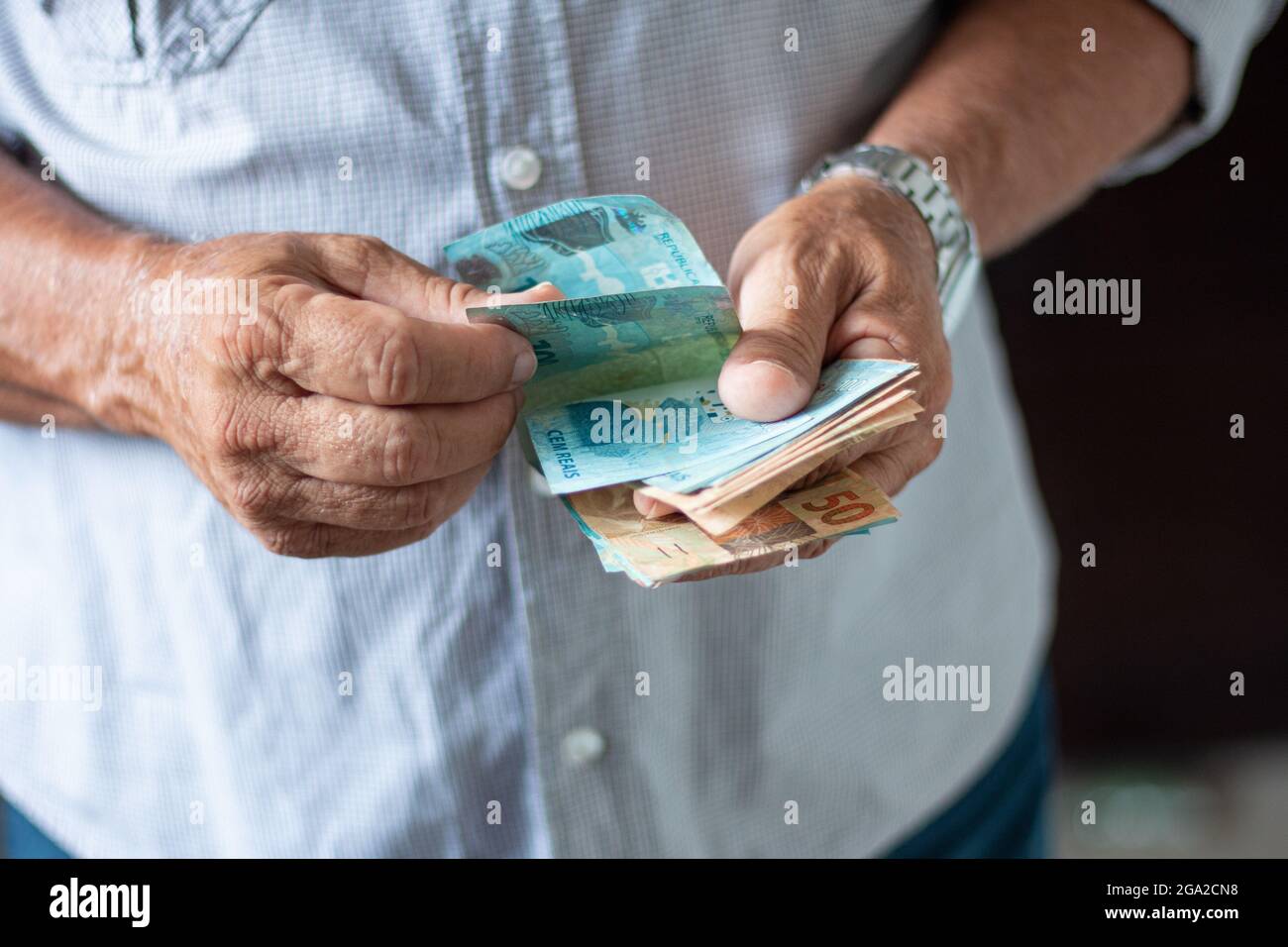 Man handing money hi-res stock photography and images - Alamy