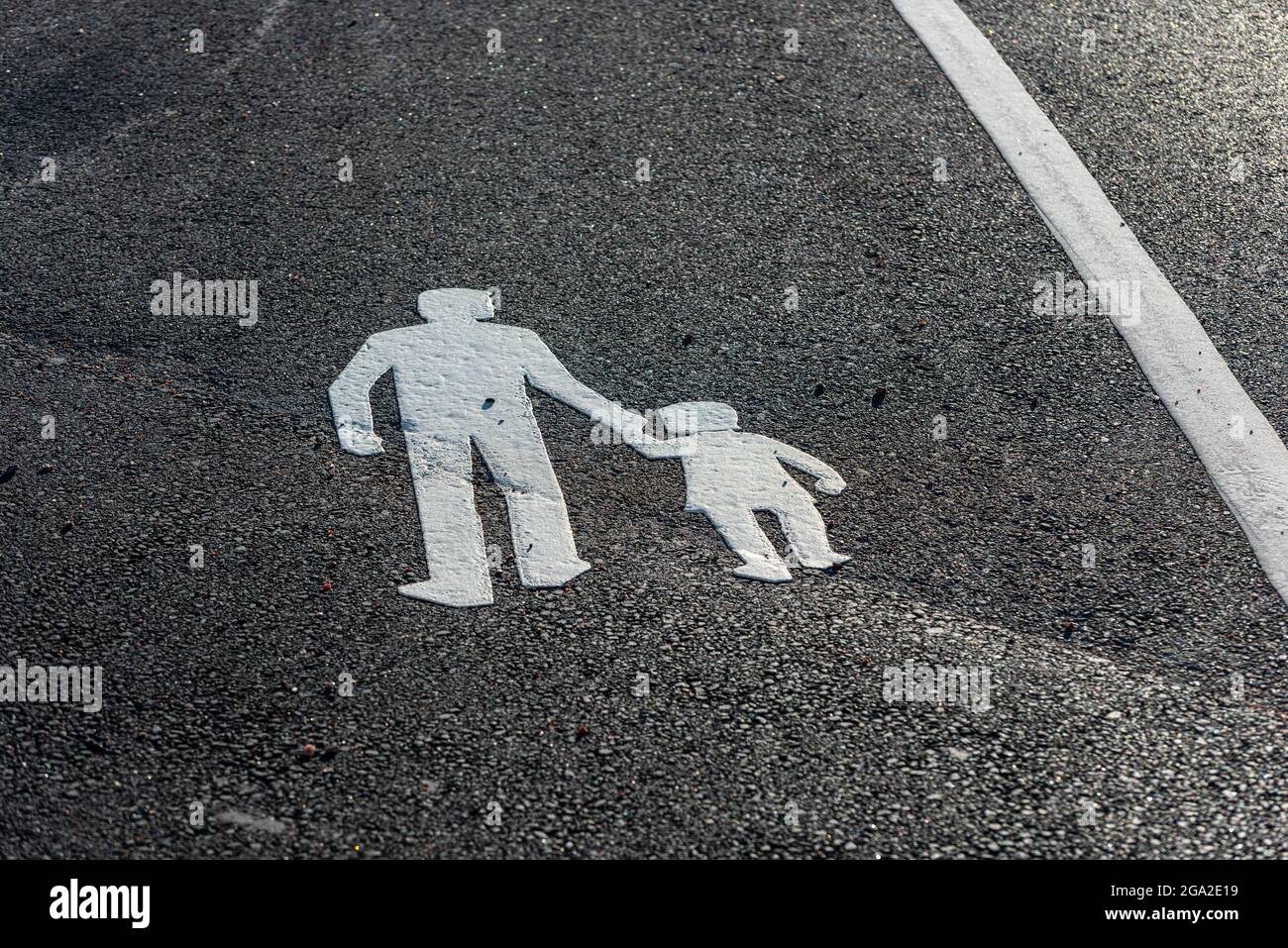 Painted symbol on the asphalt marking a walking path Stock Photo - Alamy