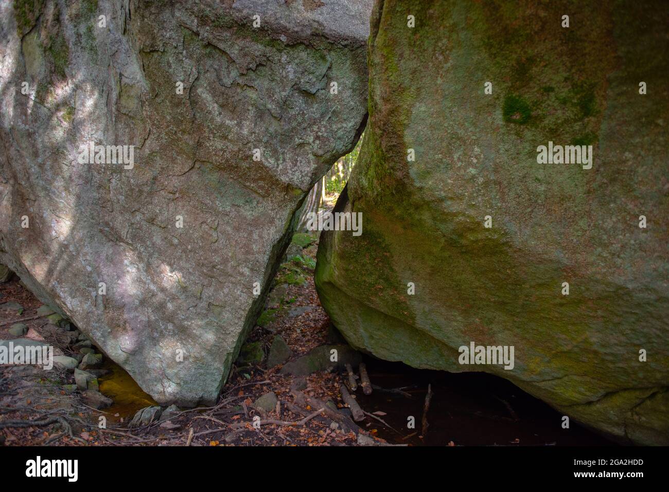 Narrow opening between two large boulders Stock Photo - Alamy