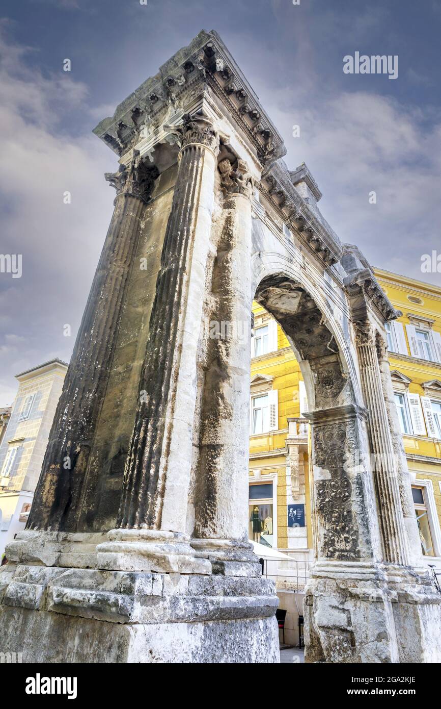 The Triumphal Arch of the Sergi, monument to the powerful Roman Sergi ...