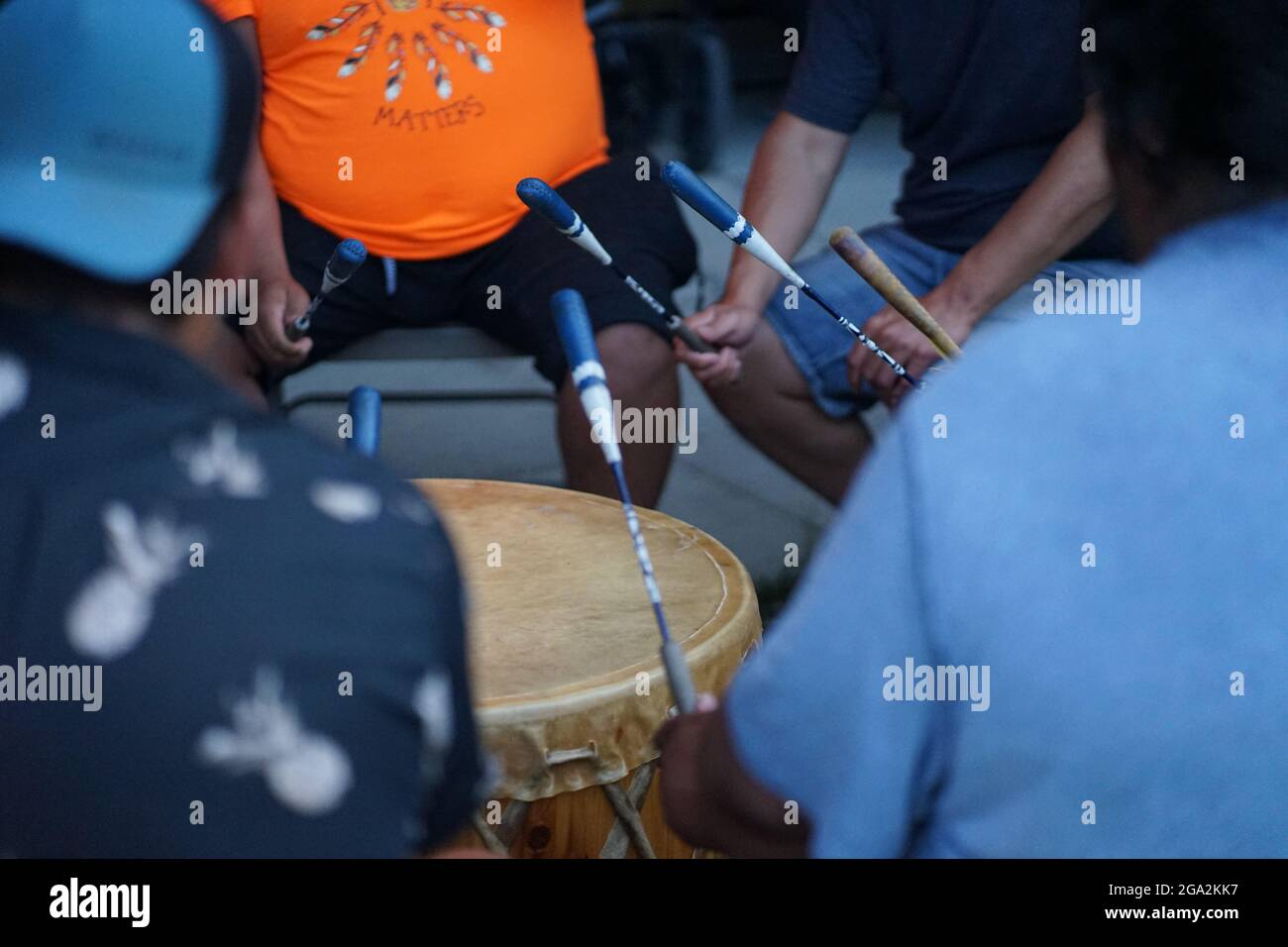 Indigenous canada beating drum hi-res stock photography and images - Alamy