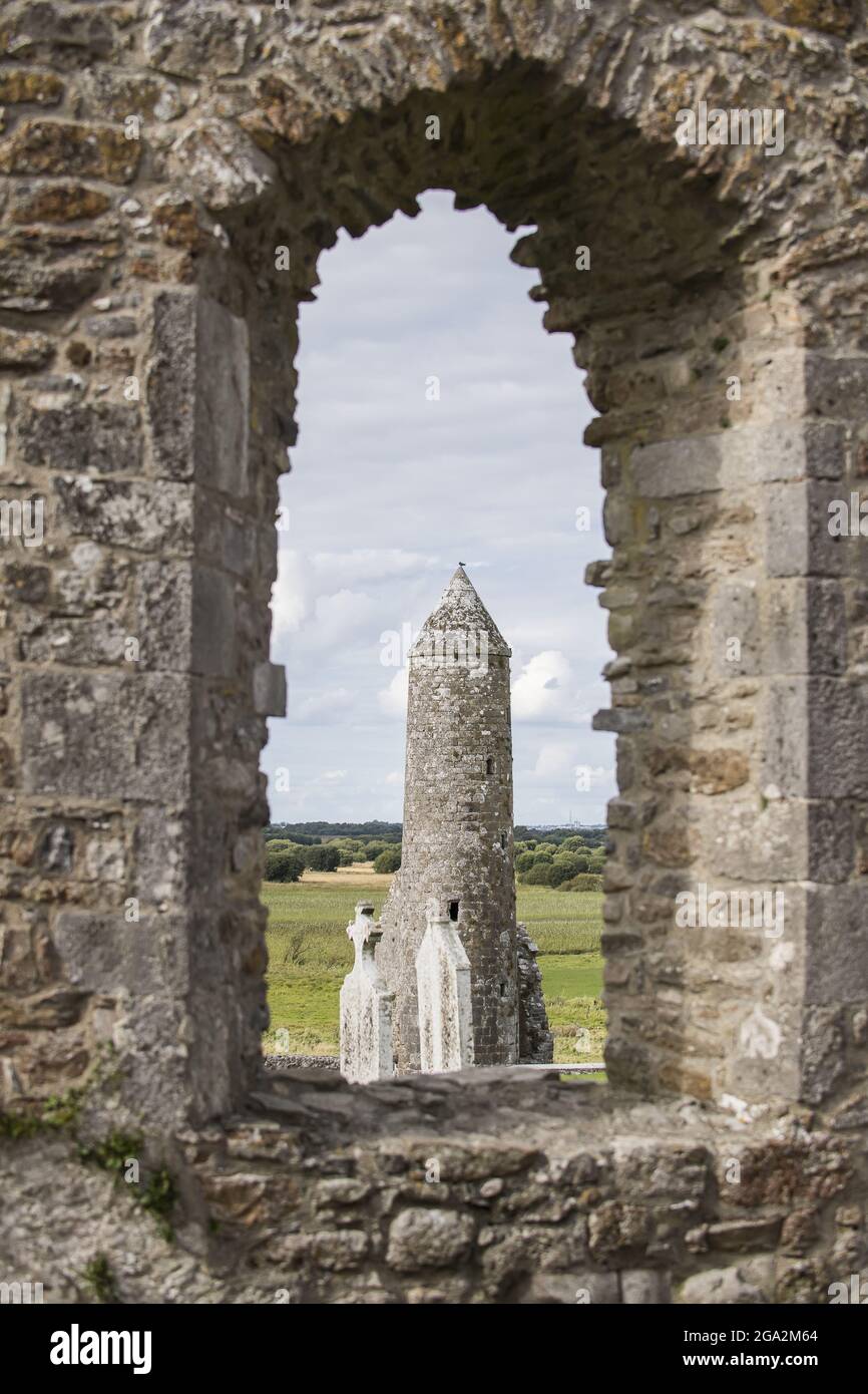 Ireland clonmacnoise cemetery hi-res stock photography and images - Alamy