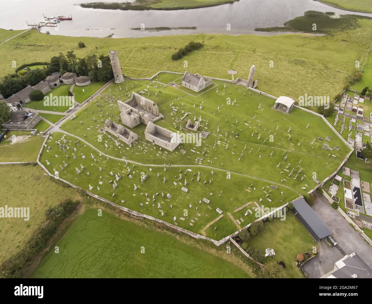 Ireland clonmacnoise cemetery hi-res stock photography and images - Alamy