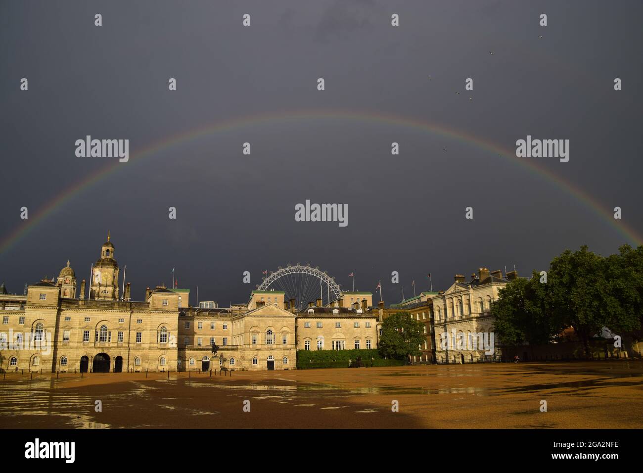 Rainbow over buckingham palace hi-res stock photography and images - Alamy