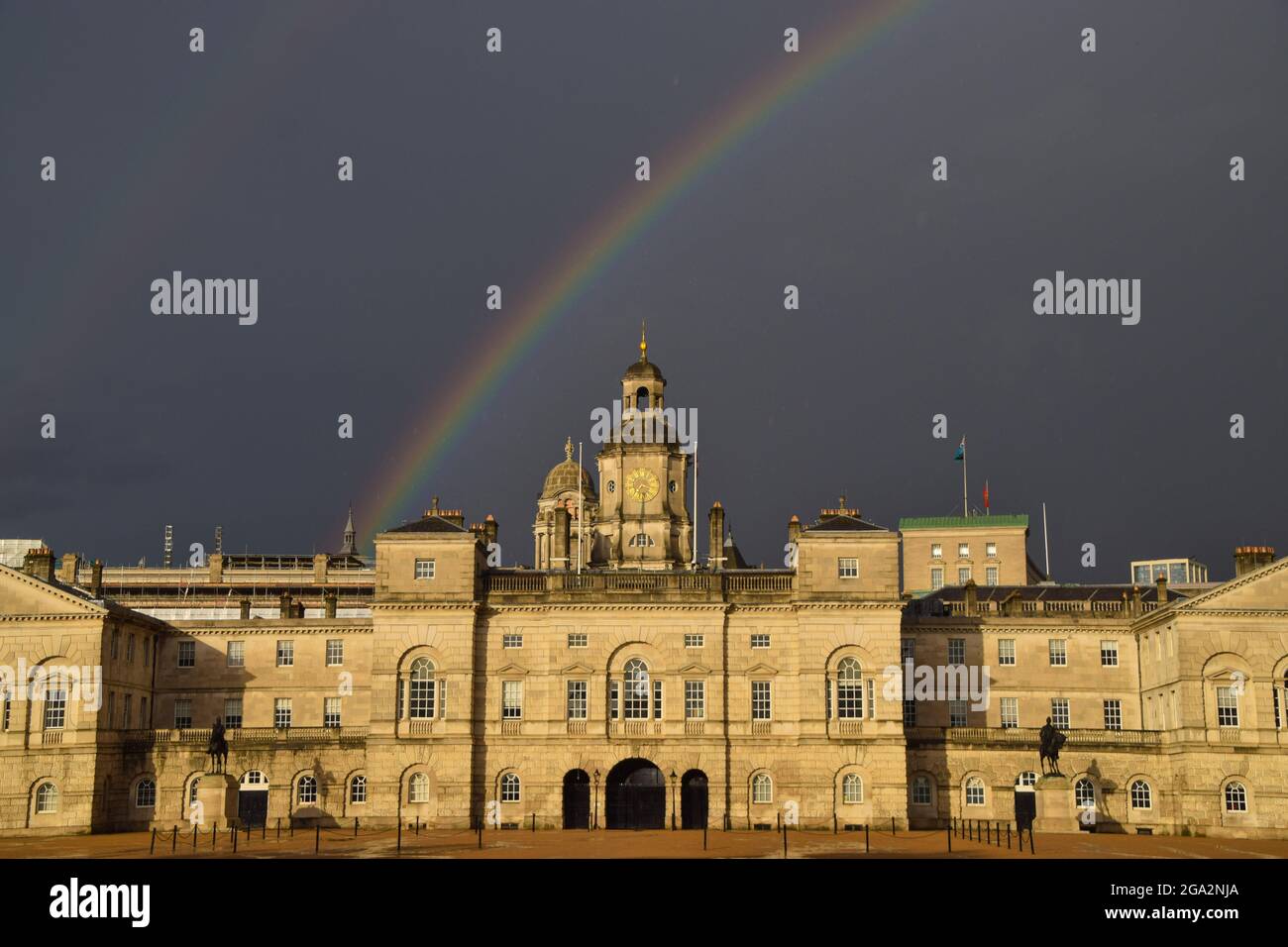 Rainbow over buckingham palace hi-res stock photography and images - Alamy