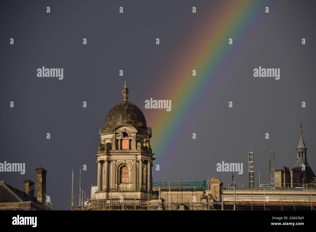 Rainbow over buckingham palace hi-res stock photography and images - Alamy