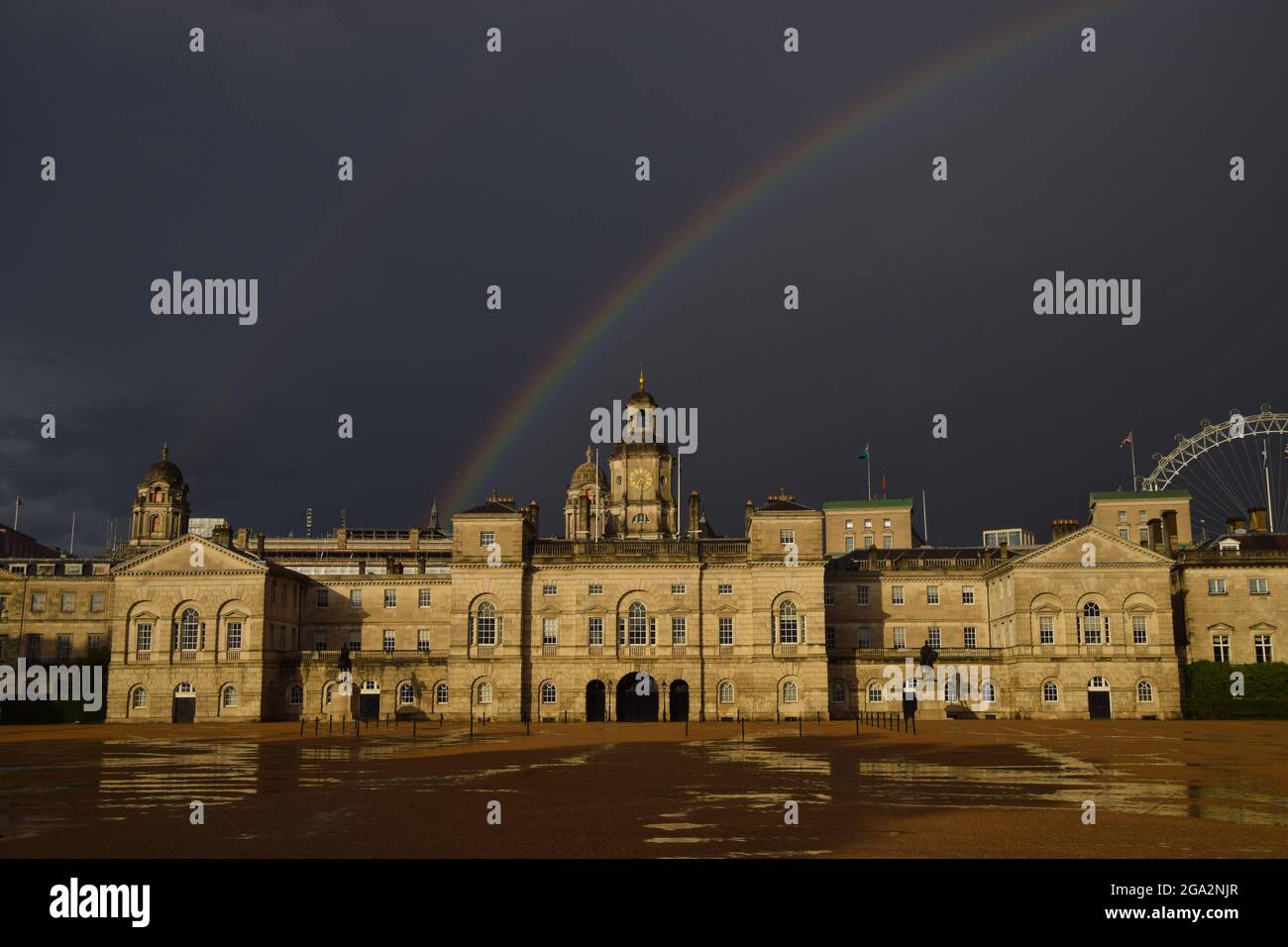 Rainbow over buckingham palace hi-res stock photography and images - Alamy