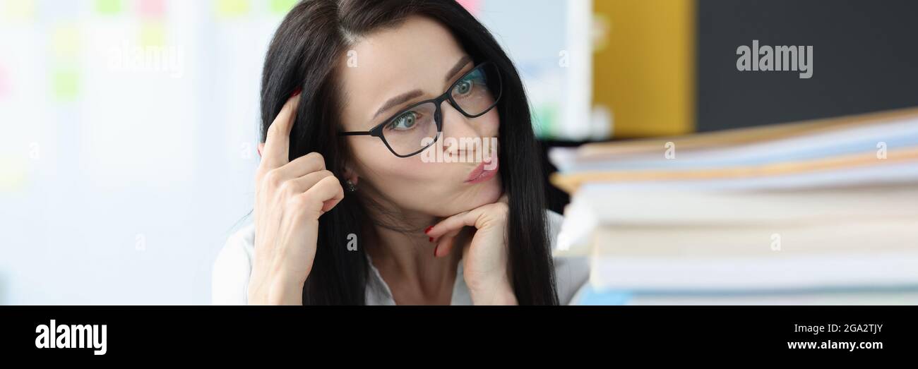 Office worker scratching head hi-res stock photography and images - Alamy