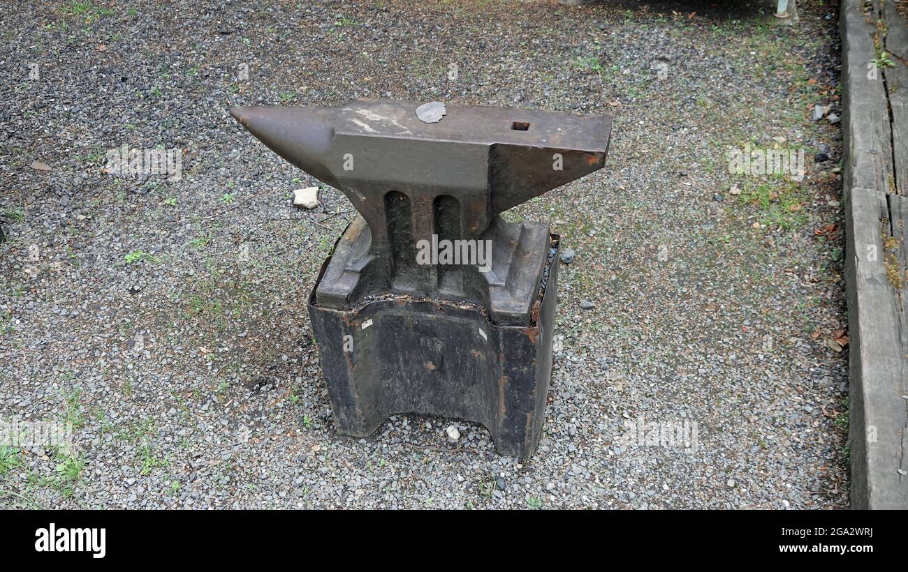 Old anvil hi-res stock photography and images - Alamy